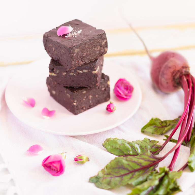 RAW RED VELVET VEGAN BROWNIES - JustineCelina